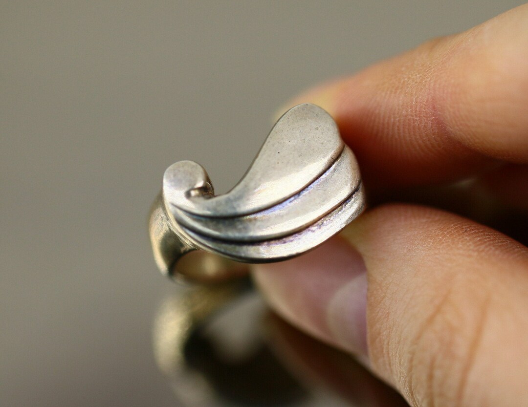 Vintage Size 7.5 Antique Ribbed Scroll Curved Waive Design Statement ...