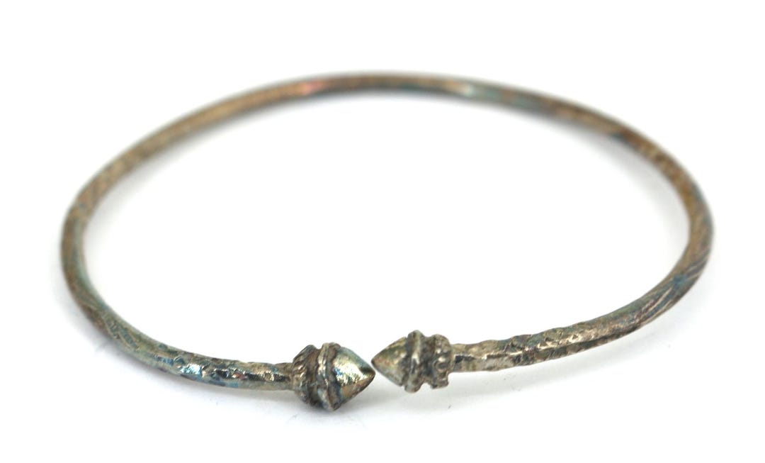 Vintage West Indian Thin Pointed Ends Cones Notches Etched Design Round ...