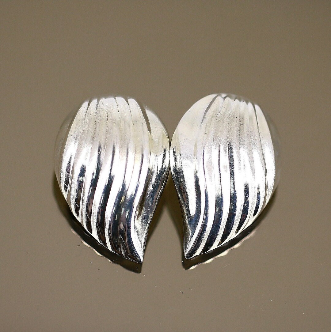 Vintage Beautiful Teardrop Shape Scroll Lines Texture Wings Design Clip ...