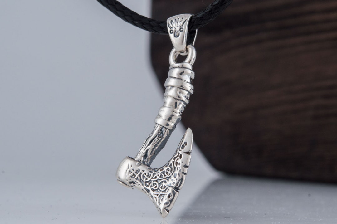 Collar de hacha vikinga Colgante de arma de plata con el espíritu de ...