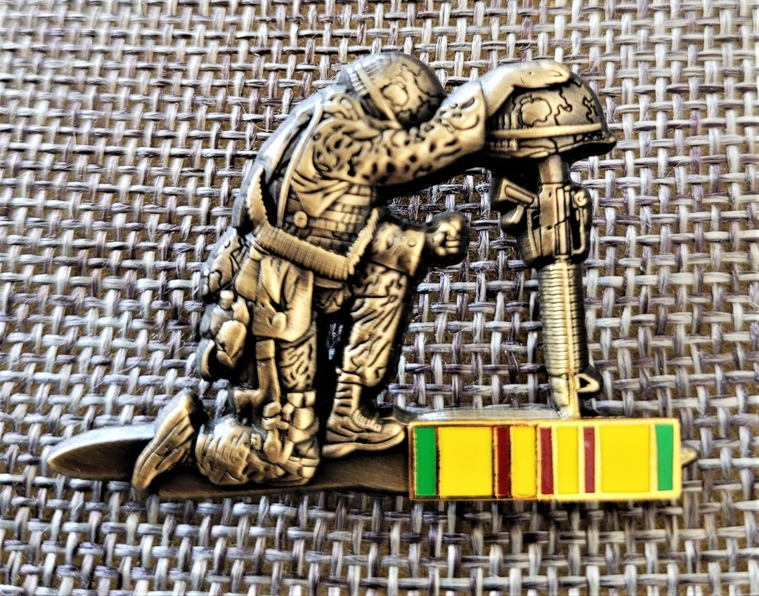 Vietnam Veteran Ultimate Battlefield Cross With Kneeling Soldier Pin - Etsy