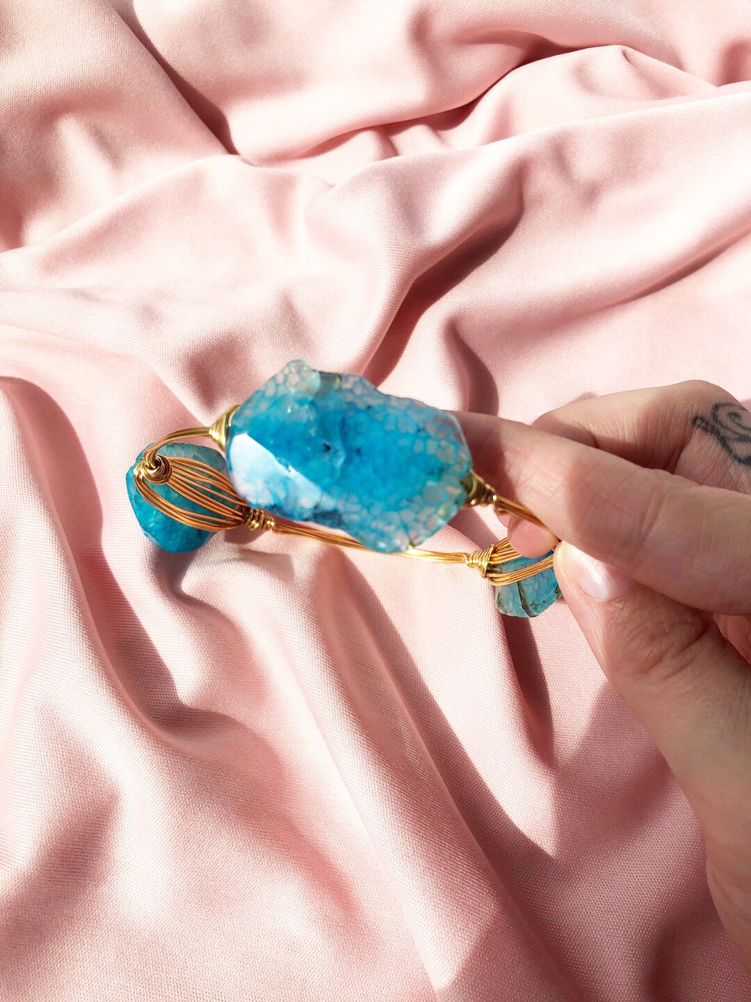 Aqua Fire Agate facetado de forma libre Natural Edge Stone Gold Wire ...