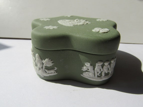 Wedgewood Jasperware trinket box - Gem