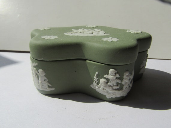 Wedgewood Jasperware trinket box - Gem