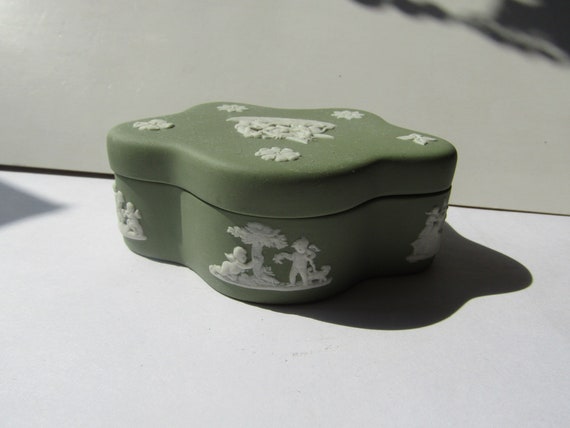 Wedgewood Jasperware trinket box - Gem