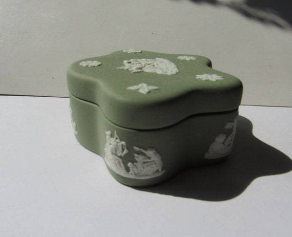 Wedgewood Jasperware trinket box - Gem