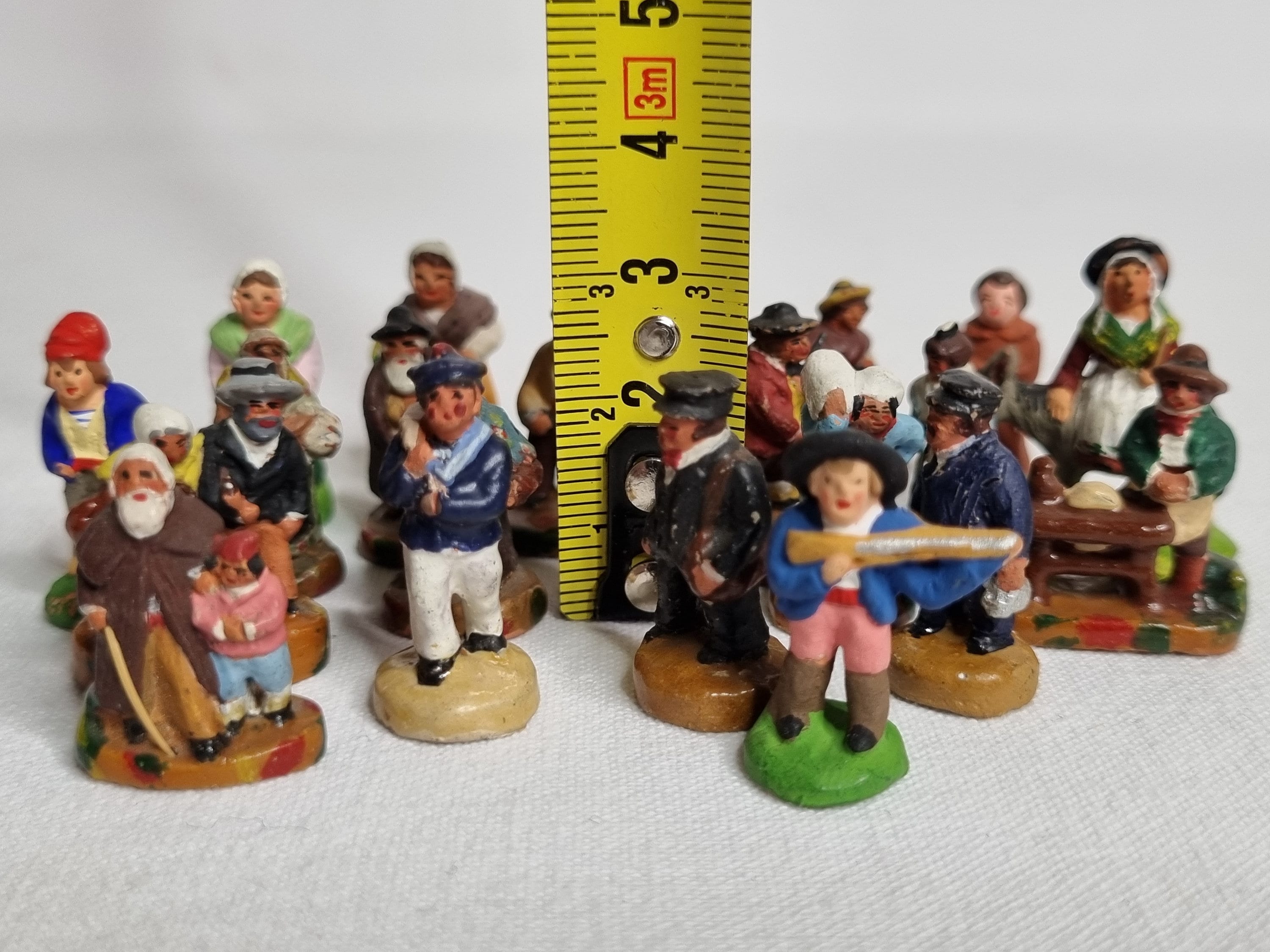 Ensemble de 21 santons de Provence miniature, "puce" (2 cm), signés ...