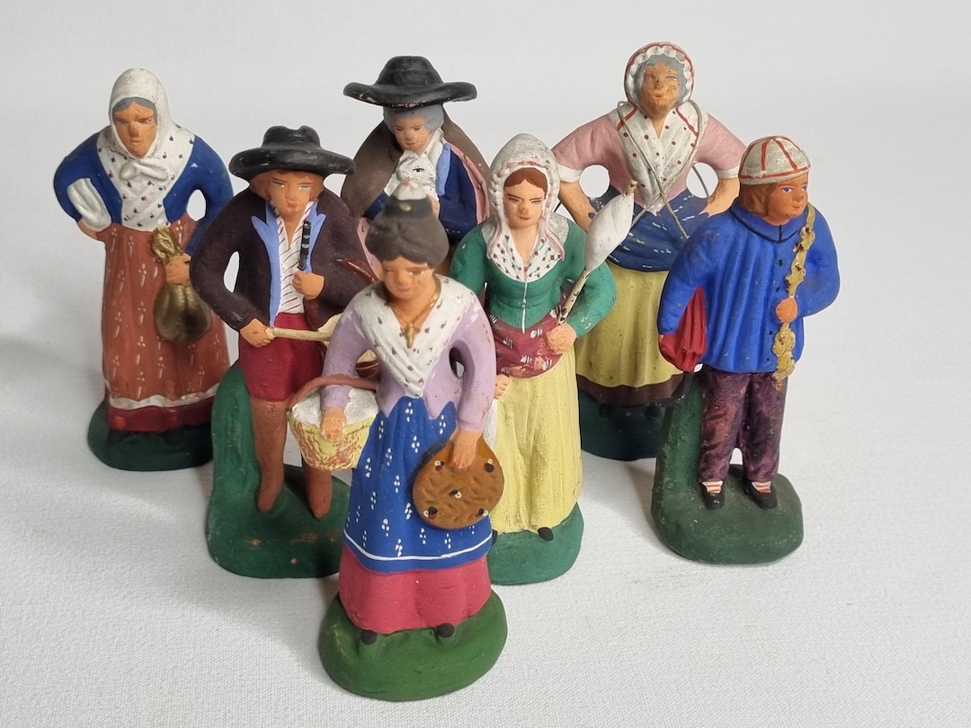 Ensemble de 7 santons provençaux anciens en terre cuite peints à la ...
