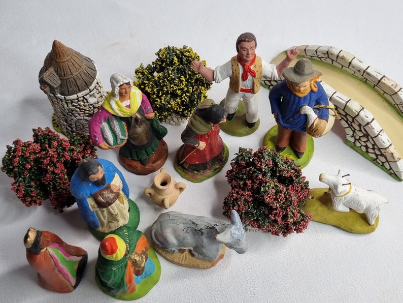 Ensemble de 14 santons de Provence et décors signés Carbonel, Escoffier ...