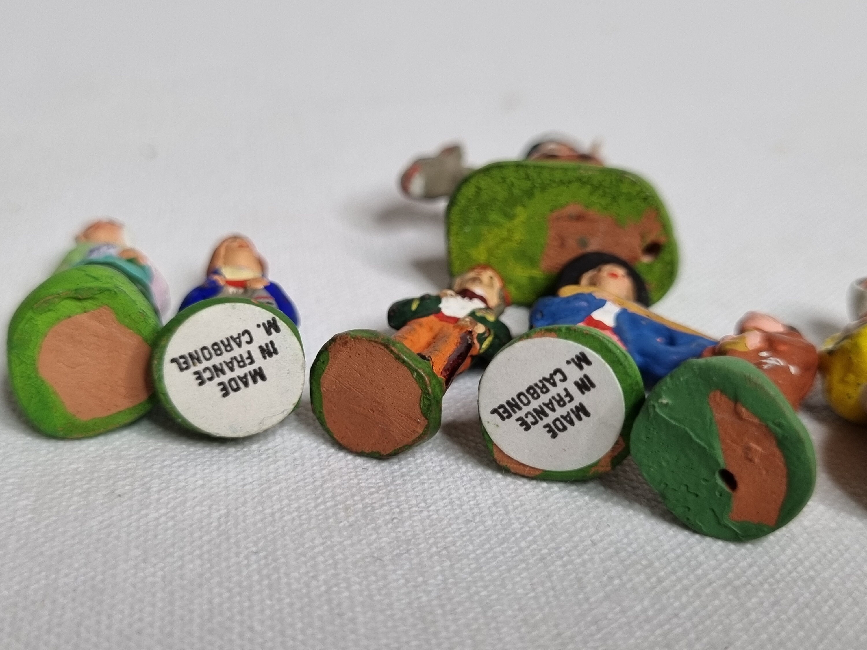 Ensemble de 21 santons de Provence miniature, "puce" (2 cm), signés ...