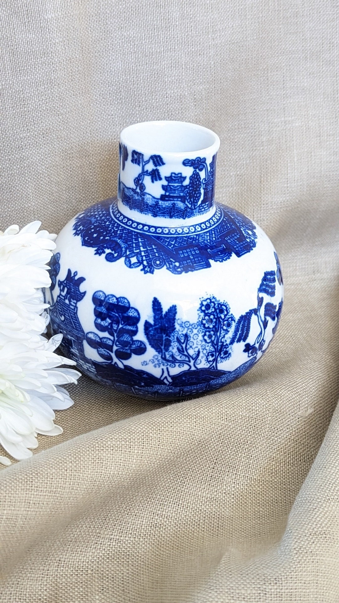 Blue Flow Vase Vintage 4.5in Tall Blue and White - Etsy