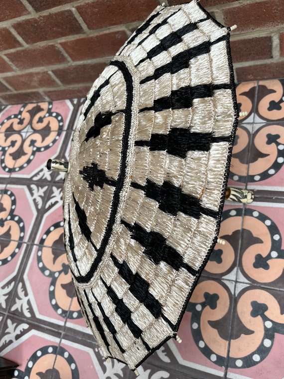 Extraordinary 1920s Raffia Sun Parasol with Black & C… - Gem