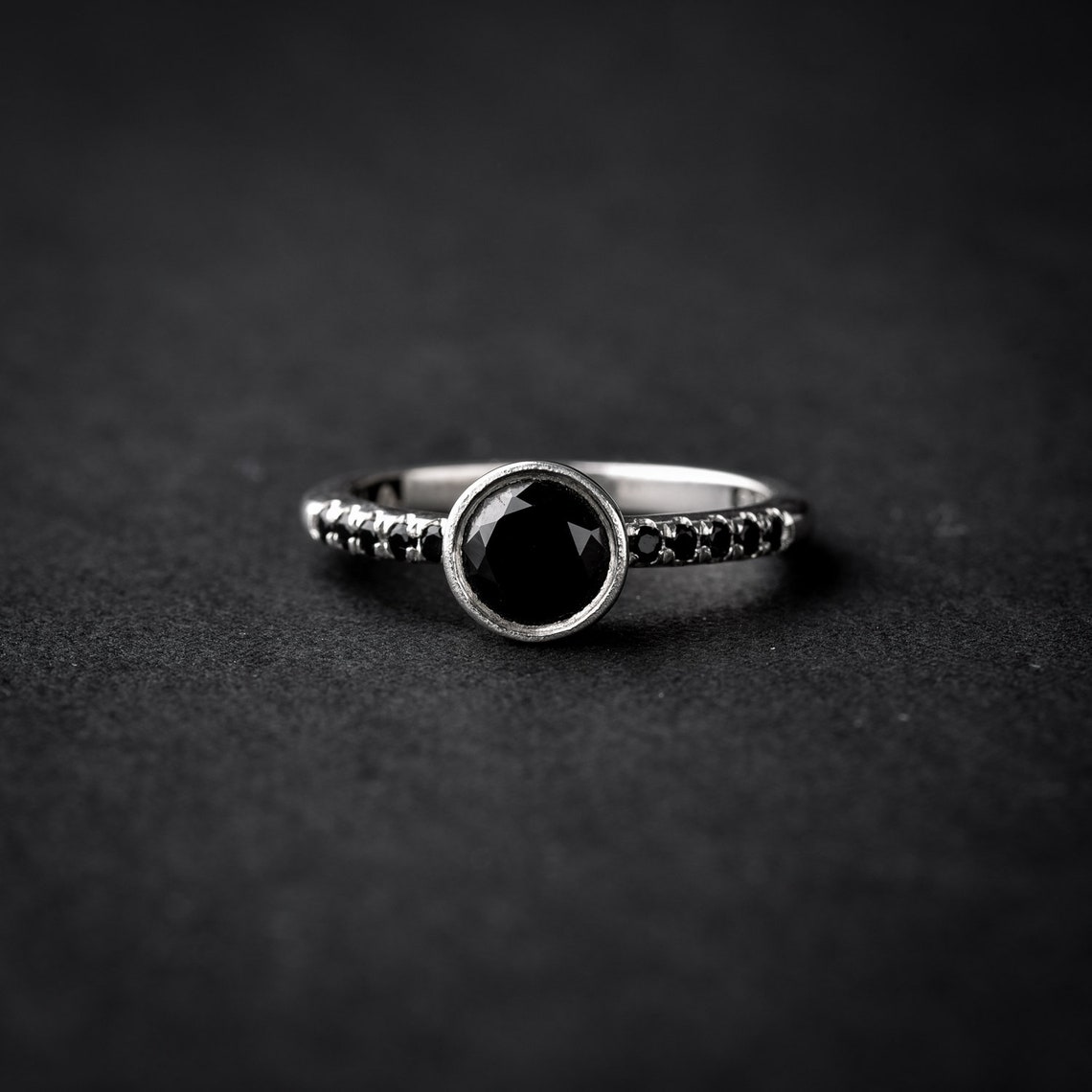 Negro anillo de piedra anillo negro mujer de anillo de - Etsy España