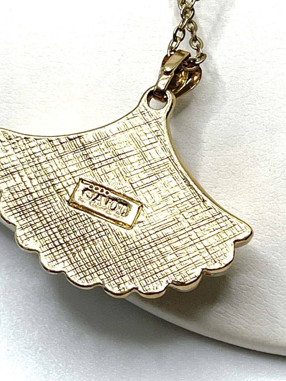 1981 Avon White Frosted Lead Crystal Gold Shell Pendant Necklace - Etsy