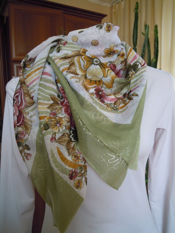 Chartreuse floral shawl - Gem