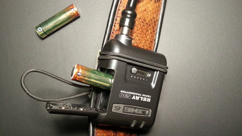 Strap-fold / Wireless Guitar Transmitter Holder / Pouch / Zenderhouder ...