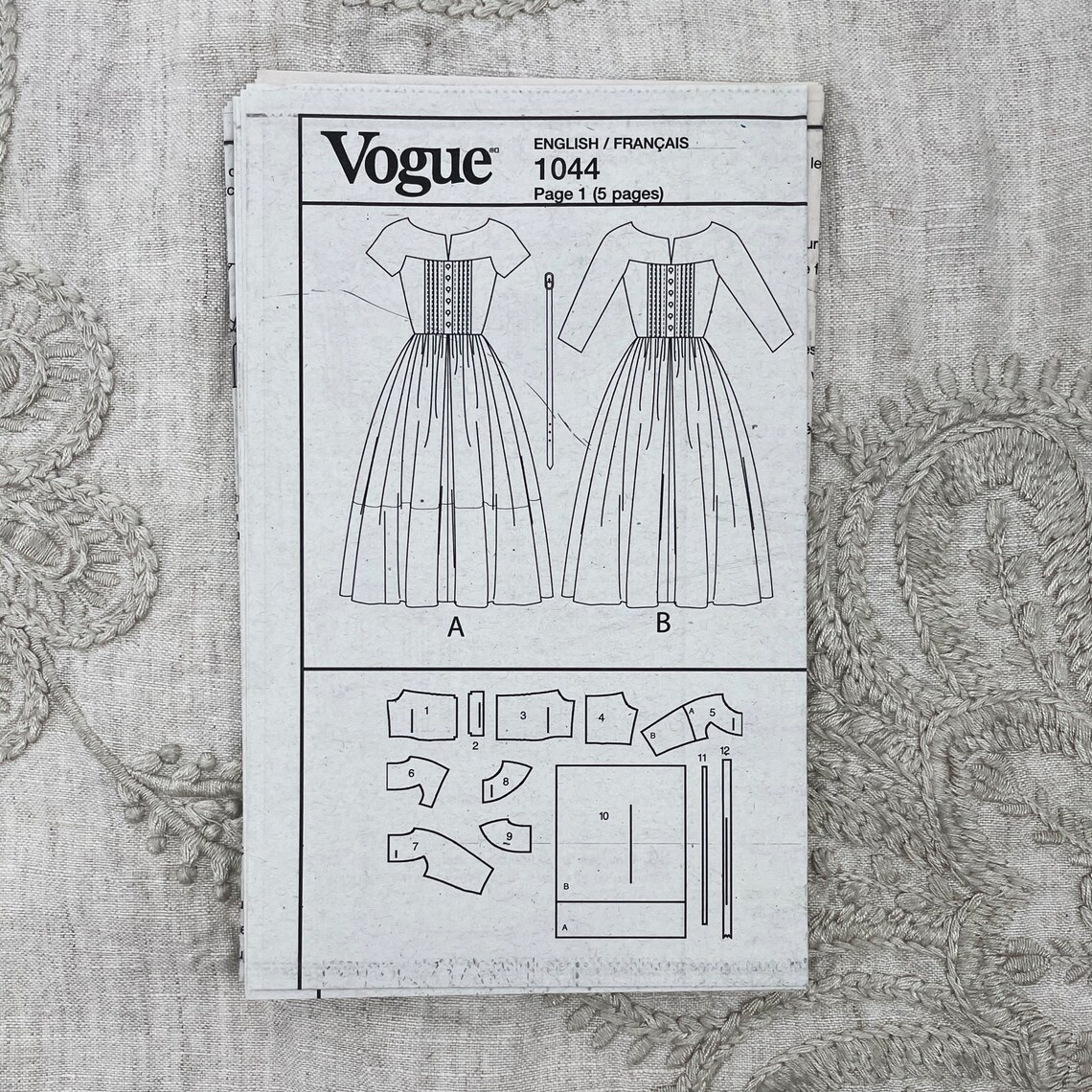 Vogue 1044 - 1950年代復刻版 ワイドネック、ピンタック、フィット＆フレア ドレス型紙 - サイズ 6-10 (30.5-32. ...