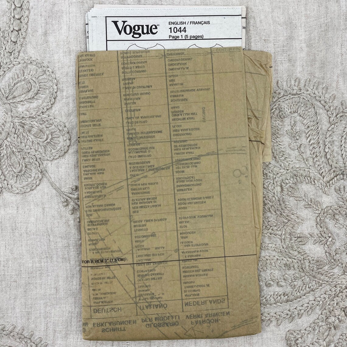 Vogue 1044 - 1950年代復刻版 ワイドネック、ピンタック、フィット＆フレア ドレス型紙 - サイズ 6-10 (30.5-32. ...