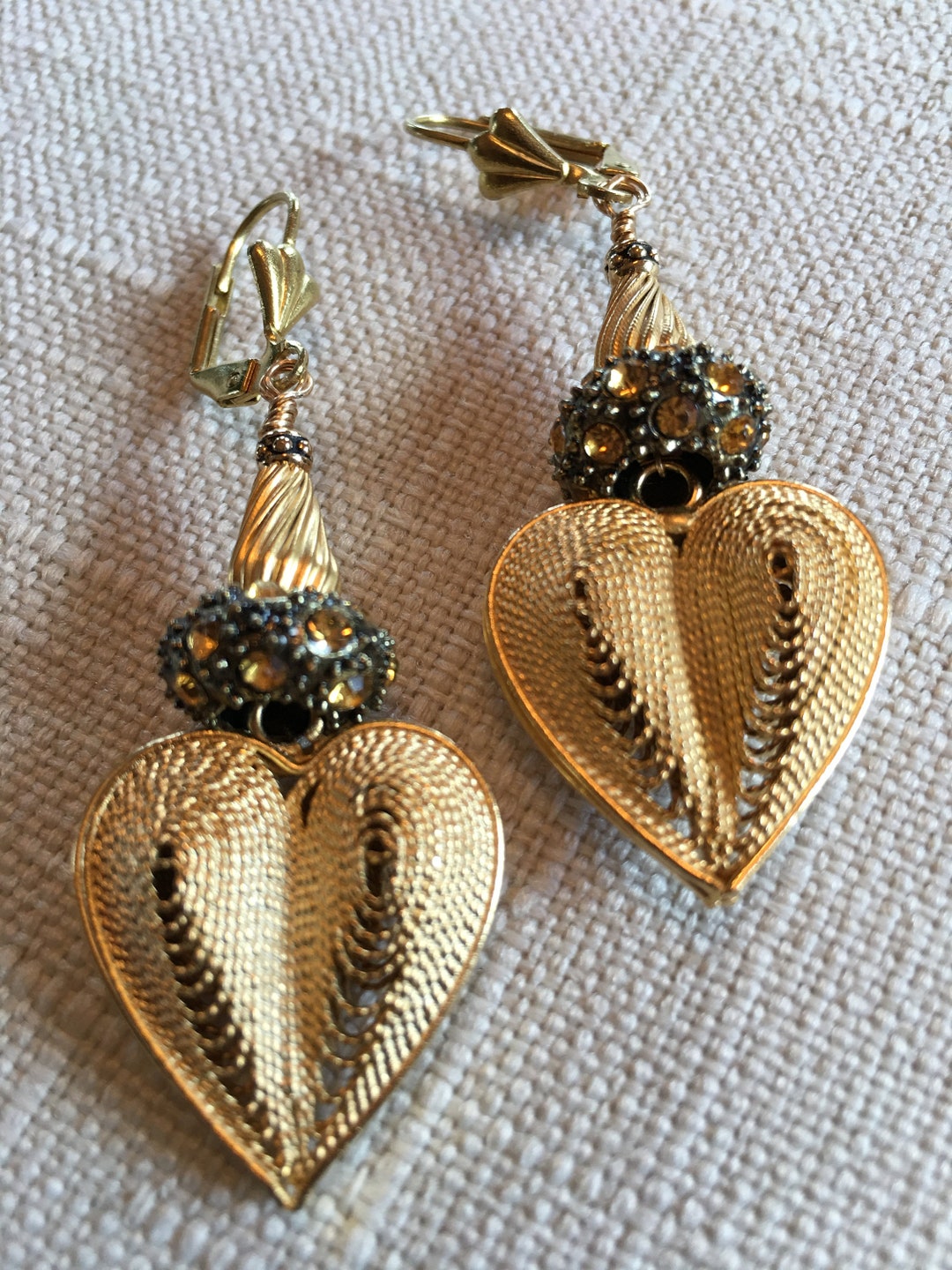 Corazón de filigrana de latón vintage con pendientes de pedrería ...