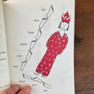 How Big is A Foot Written Illustrated by Rolf Myller & One Hundred ...