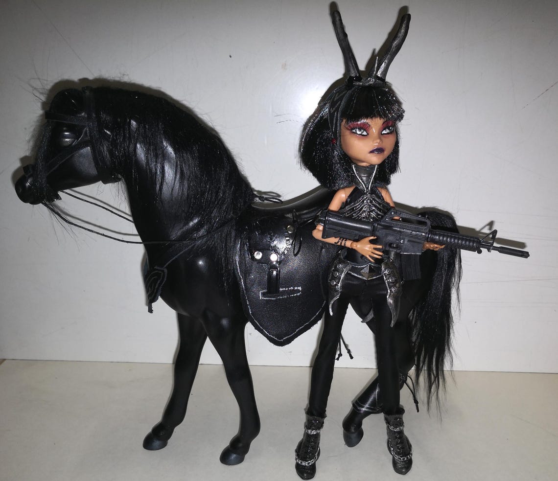 Monster High Dolls: Alien Hunter CLEO / Alien Hybrid Warrior Mutant ...