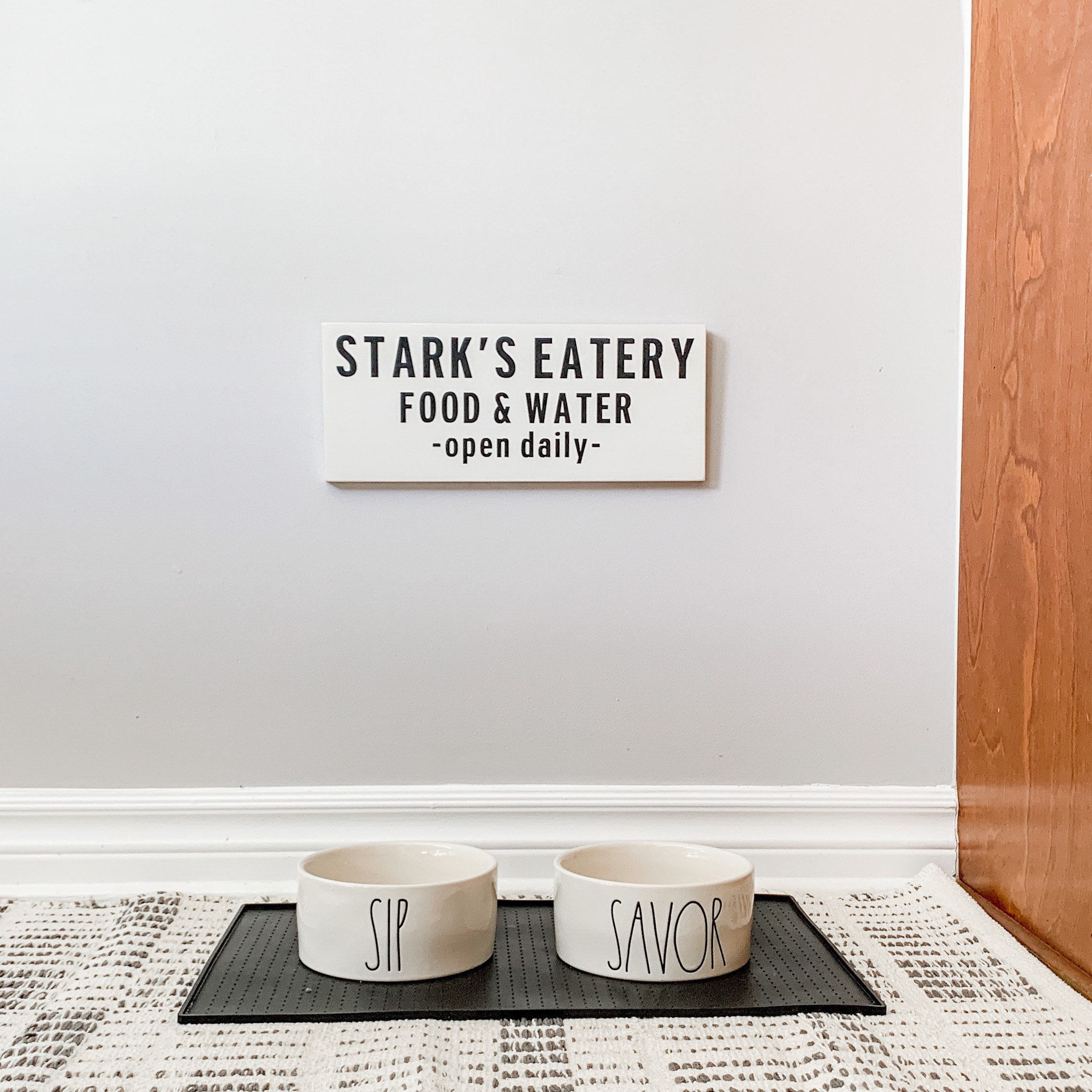 Personalized Dog Food sign © Pet Feeding Sign Pups Eatery | Etsy