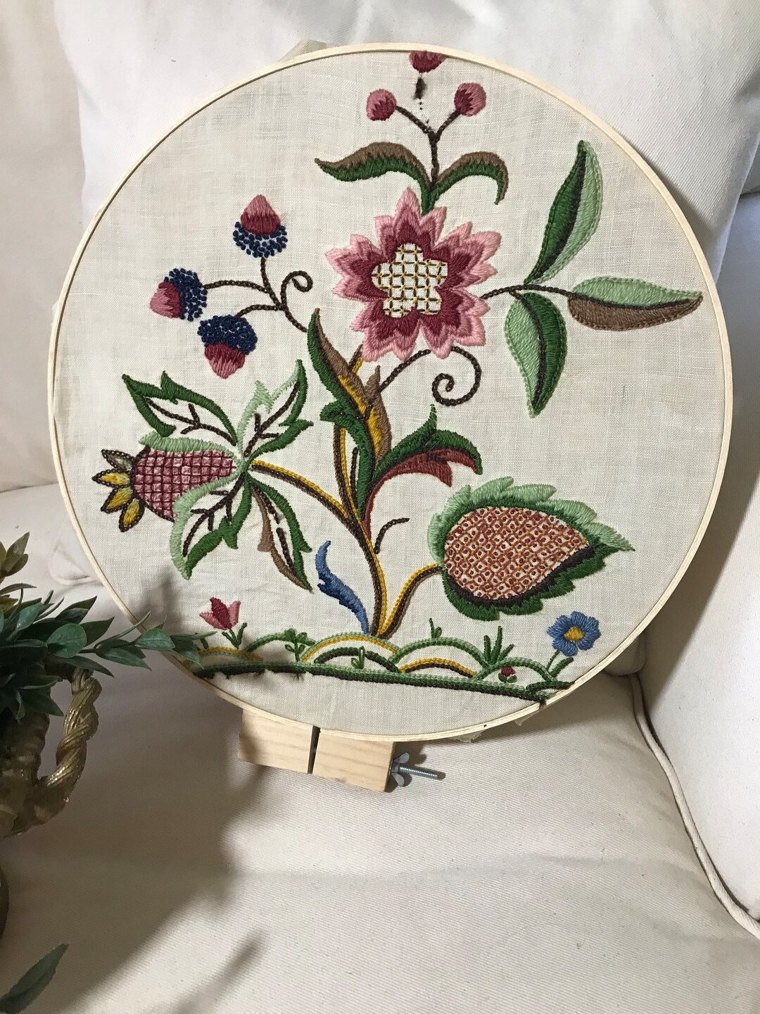 Vintage 1940s Handmade Crewel Remnant in Embroidery Hoop, Vintage Linen ...