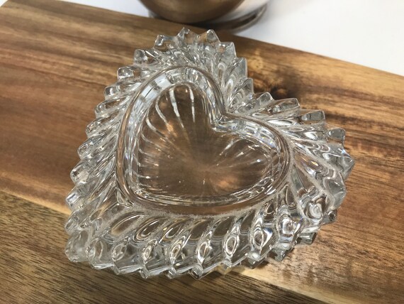 Vintage Glass/Crystal Heart shaped trinket box, jewel… - Gem