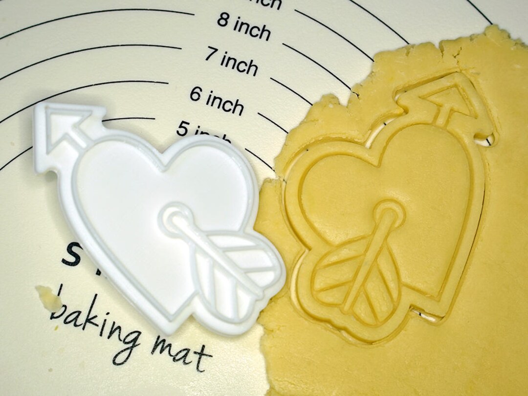 Corazón golpeado por Cupid Cookie Cutter y Stamp - Etsy España