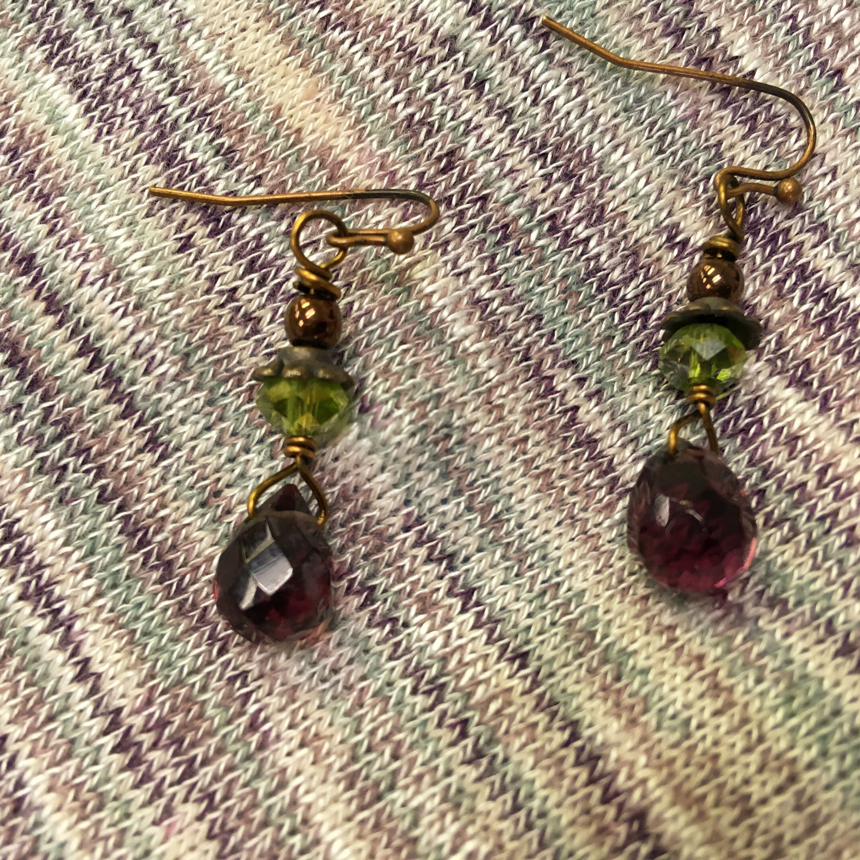 I love purple and peridot earrings - Etsy.de