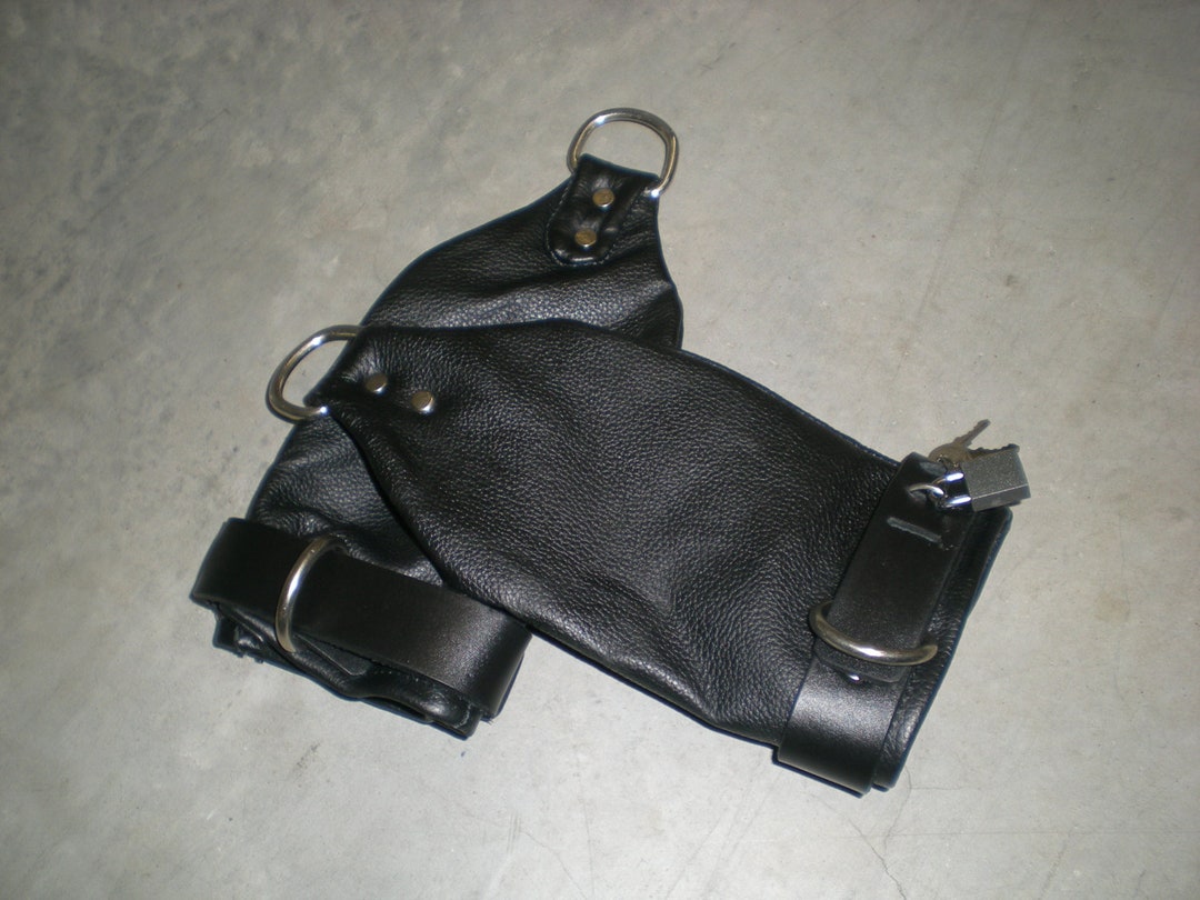 MATURE Bondage Mitts, Locking Leather Mitts, D Rings & Padlock, Ladies ...