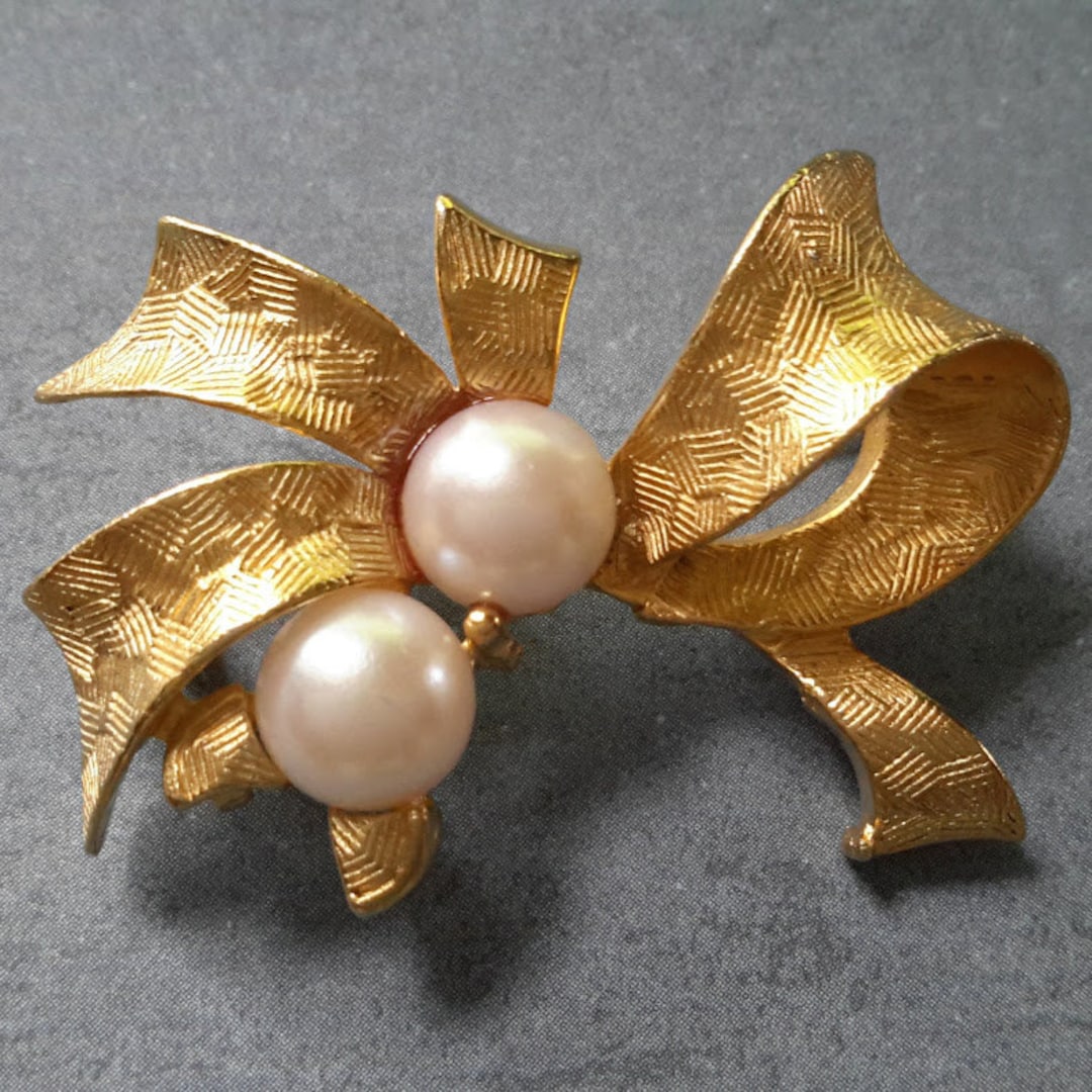Vintage Signed Kramer Ribbons and Bows Gold Tone Two Faux Pearls Brooch ...