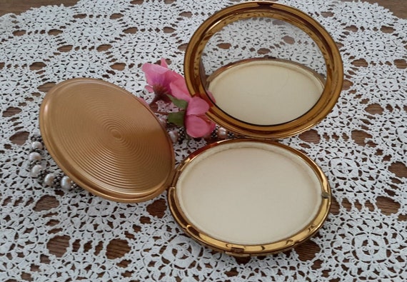 Vintage Unsigned Gold Tone Metal Round Powder Compact… - Gem