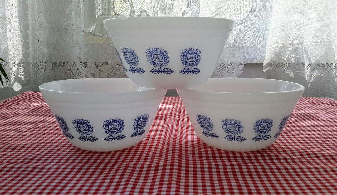 HTF Vintage Federal Glass Blue “sunflower” Set of Three White Glass 5 ...