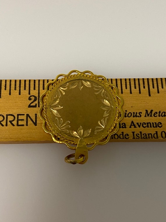 Vintage 18k yellow gold round decorative disc charm - Gem