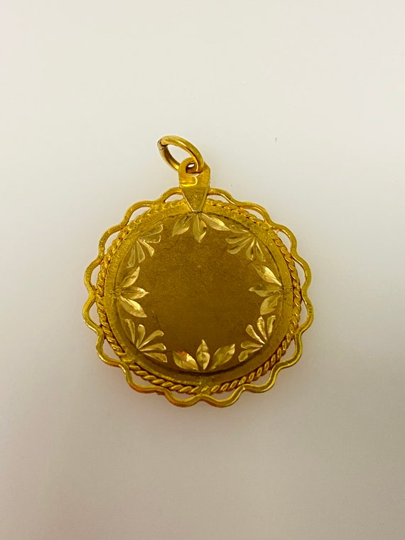 Vintage 18k yellow gold round decorative disc charm - Gem