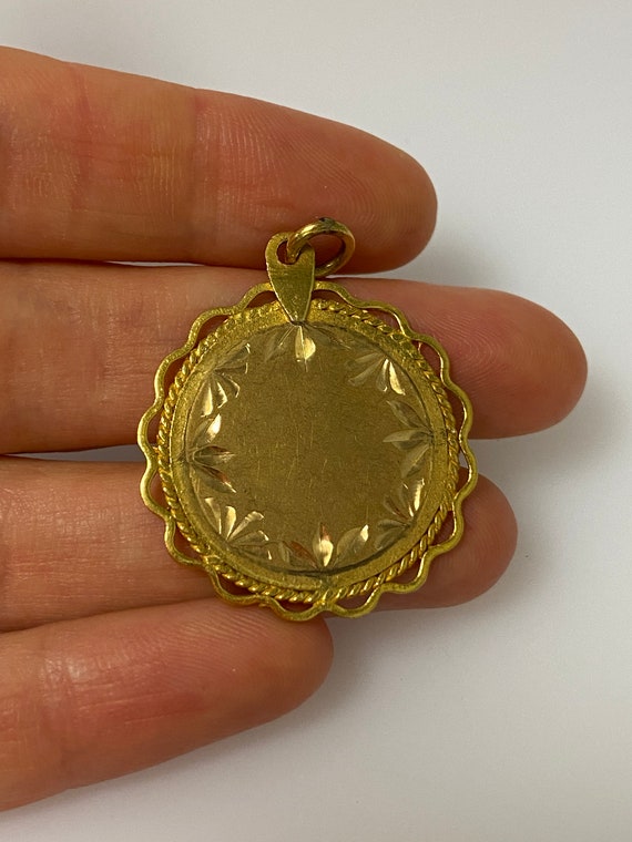 Vintage 18k yellow gold round decorative disc charm - Gem