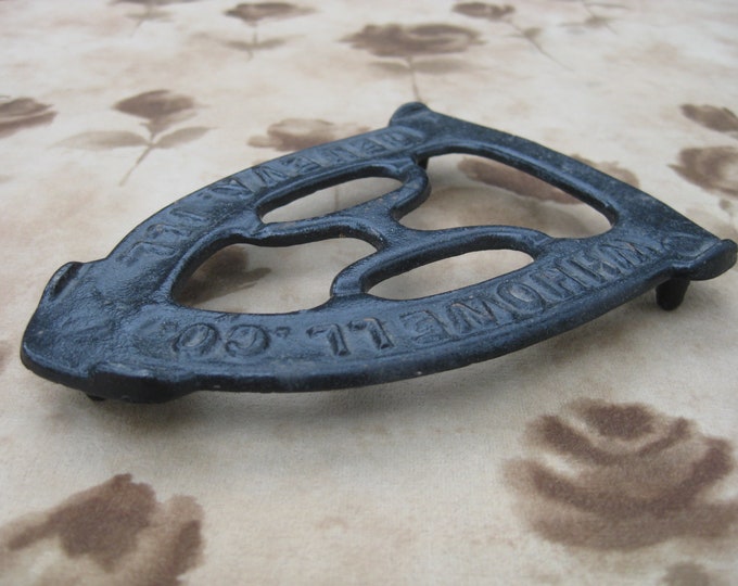 Antique W. H. HOWELL Co. Cast Iron Sad Iron Rest Trivet Iron Holder ...