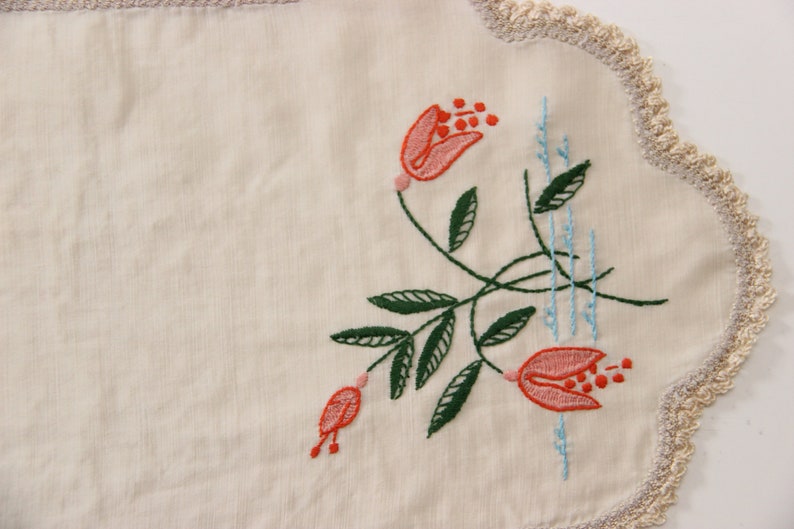 Vintage Hand Embroidered Fuchsia Table Mat With Crochet Lace Finish ...