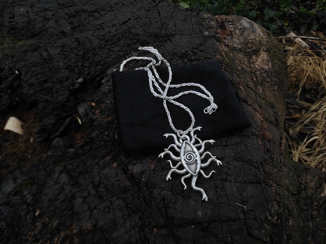 Sigil of Tiamat Silver Necklace , Eye of Gorgon Magical Symbol Artefact ...