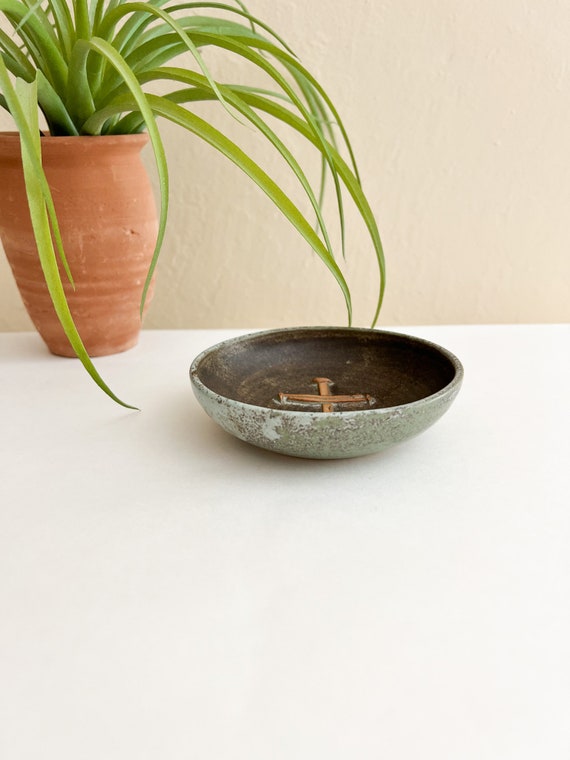 Vintage Jerry Harper pottery bowl - small Cross wit… - Gem