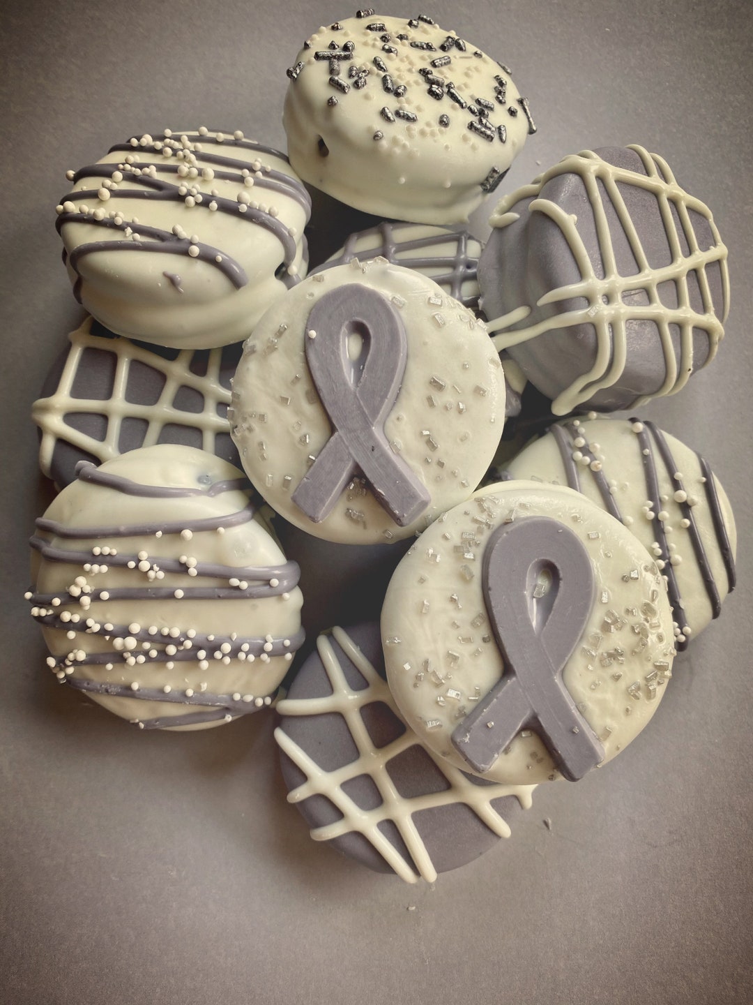 Galletas Oreo bañadas con chocolate gris gris plateado, tratamientos ...