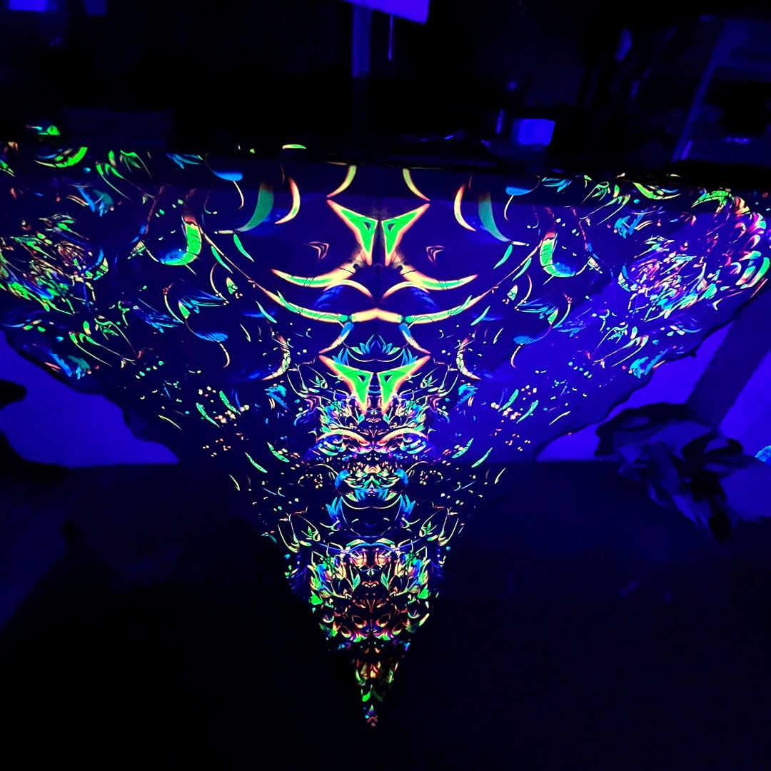 Sacral Black Light DJ Stage Triangel - UV Decor for Psychedelic Party ...