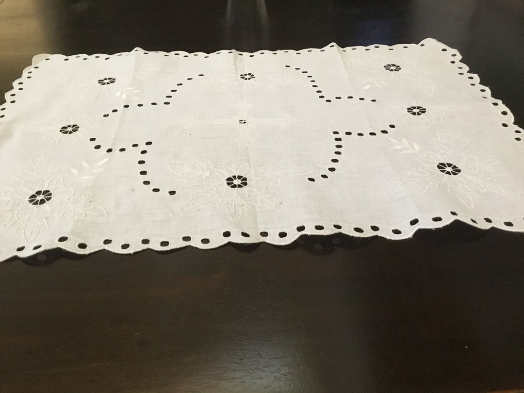 Vintage Eyelet Linen Tray Cloth or Centerpiece / Cut Work and ...