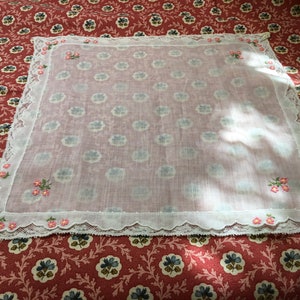 Vintage Handkerchief / Embroidered Pink Flowers and Lacy Hems - Etsy