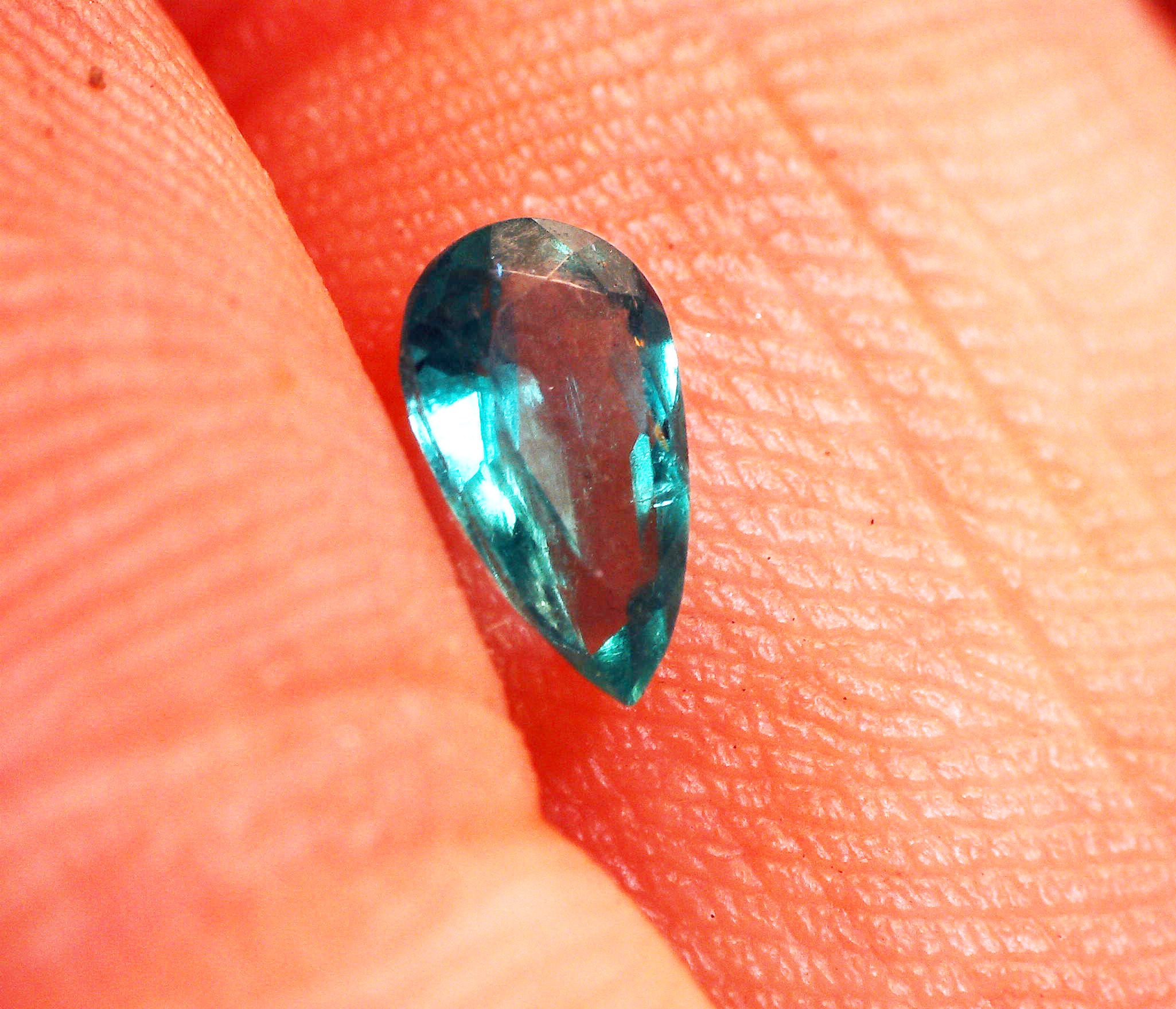 Esmeralda colombiana de excelente color y muy limpia 0,36 cts Natural ...