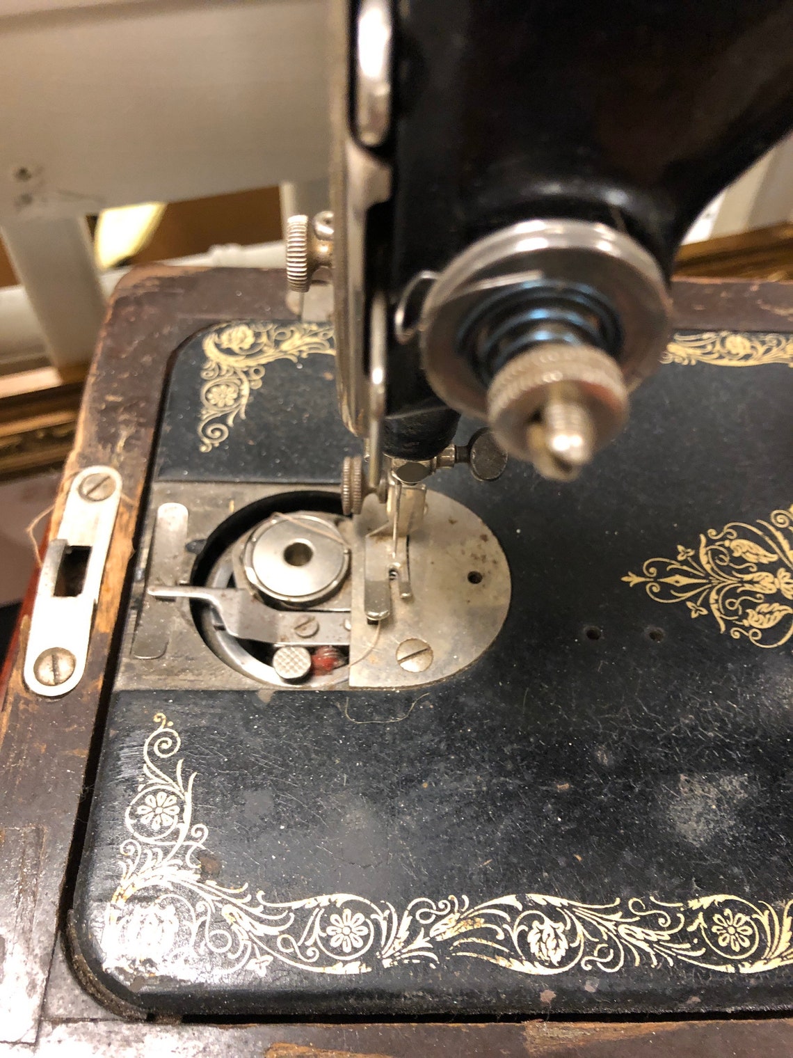 Vintage SINGER Sewing Machine With Domed Wooden Case, Vintage Equipment ...