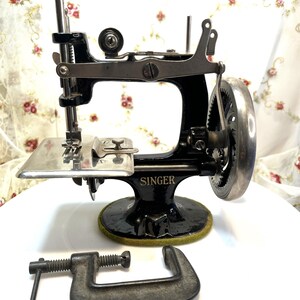 Singer Toy Sewing Machine With Clamp, No. 20 Miniature Sewing Machine ...