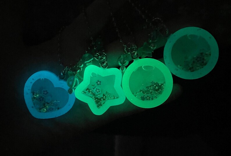 Glow in the Dark Blue and Green Floral Mini Resin Shaker Keychain ...