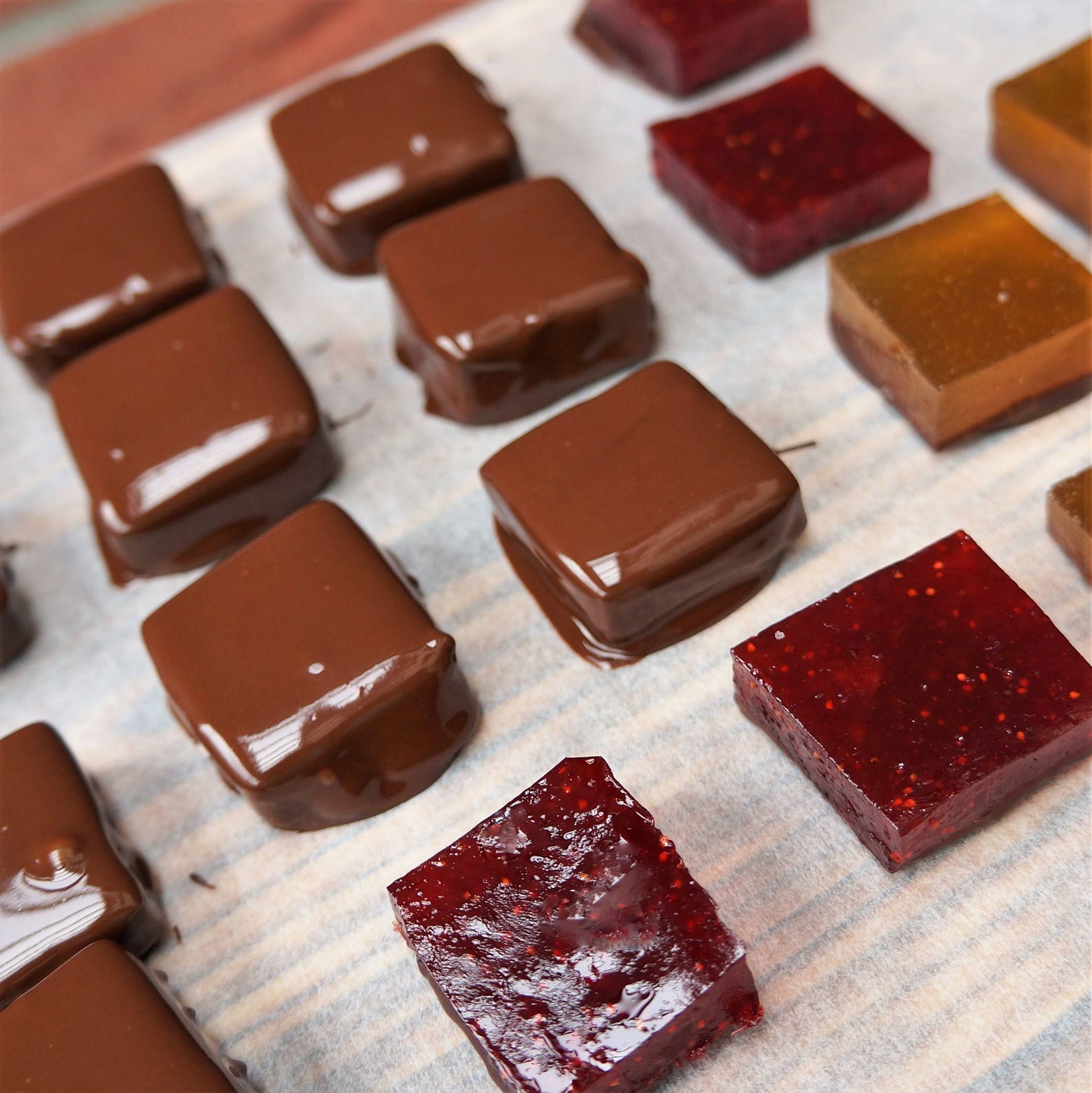 Chocolate Covered Strawberry Jelly Candy 16-piece Box 300 G - Etsy